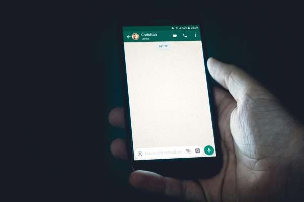 How do I put a theme on WhatsApp?